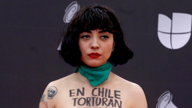 Mon Laferte protesta por la violencia en Chile, en los Grammy Latinos ...