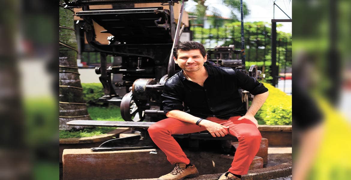 El cantautor Carlos Gallardo presentó su más reciente material ...