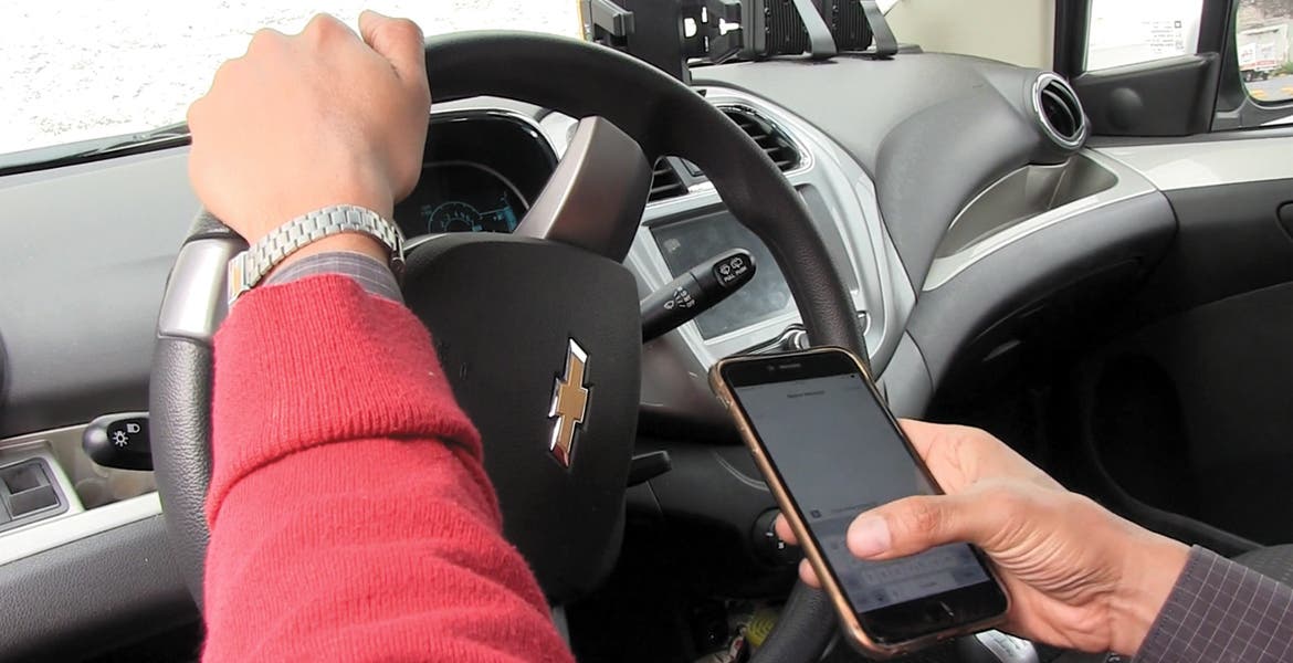 Advierten riesgo mayor de accidentes por conducir mandando mensajes ...