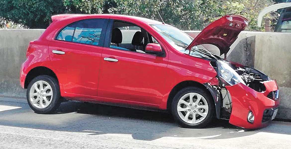 Choca y destroza su coche en el Paso Express | Noticias | Diario de Morelos