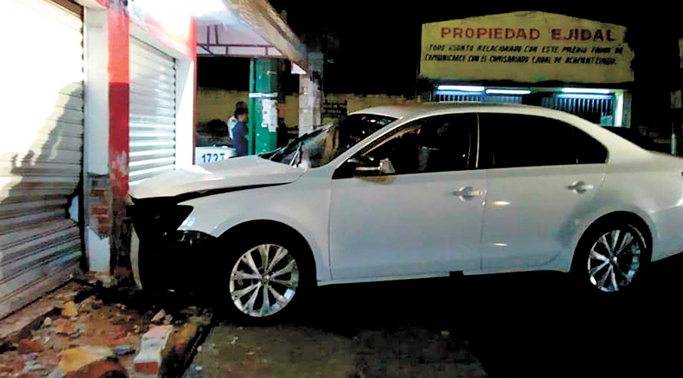 Pierde control de su auto y choca contra negocio de comida en Acapantzingo | Diario de Morelos ...