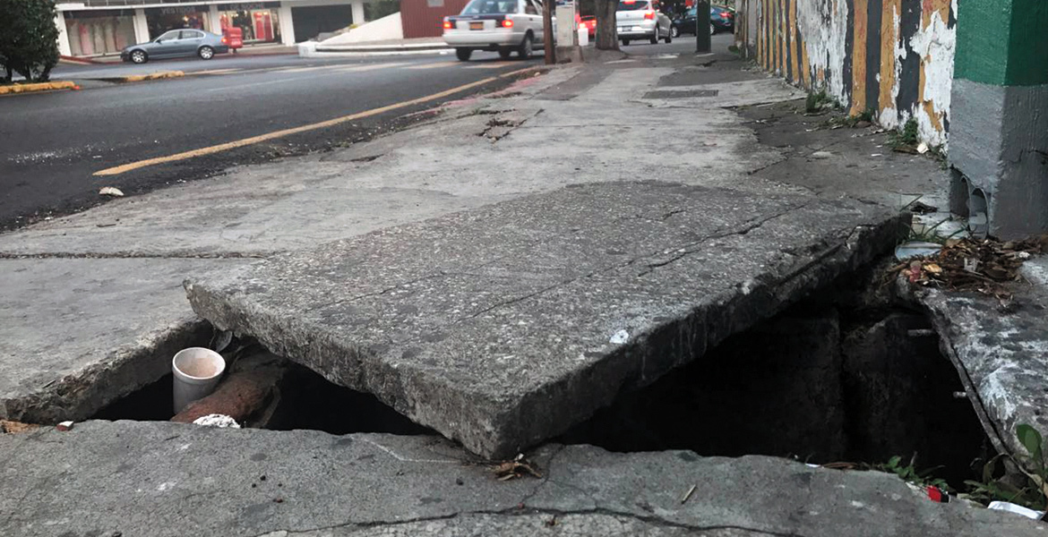 Peligran por coladera abierta afuera en Boulevard Juárez | Noticias ...