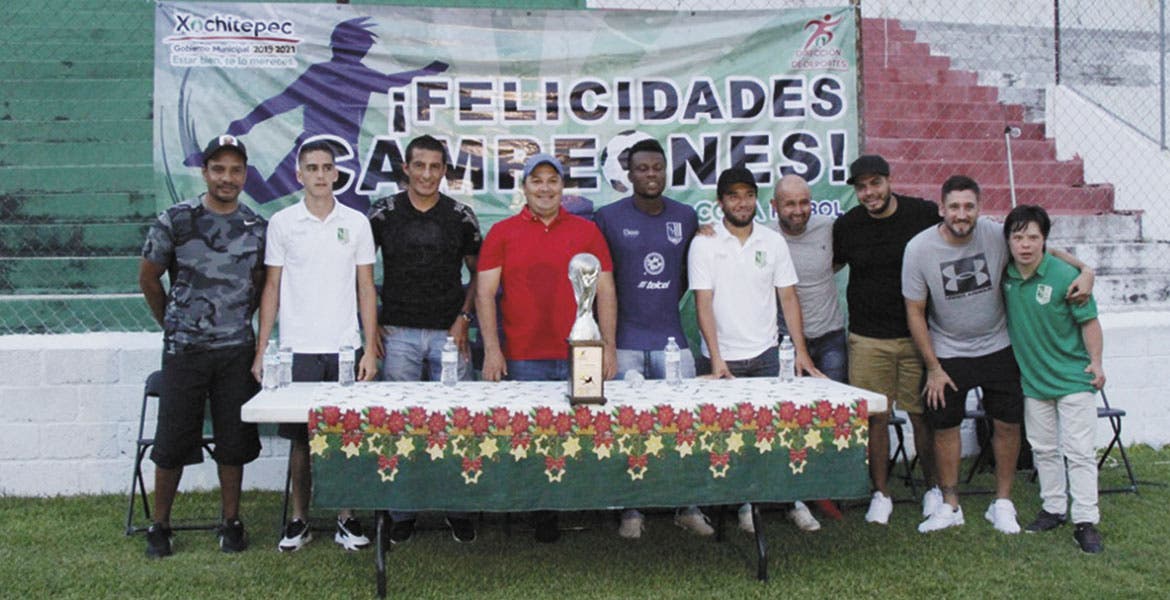 Presentan Copa Xochitepec... Jugadores de Zacatepec y alcalde Beto ...