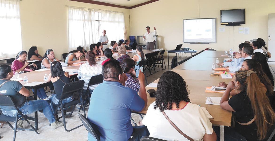 Capacitan a funcionarios del IEBEM | Noticias | Diario de Morelos