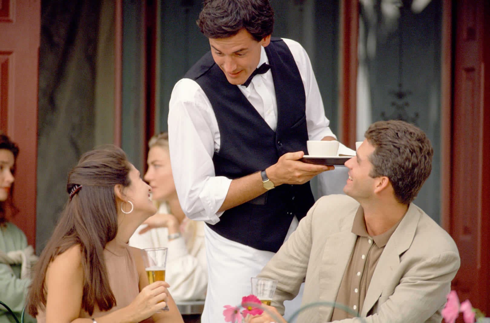 Se incrementa número de meseros, pero mal pagados | Diario de Morelos