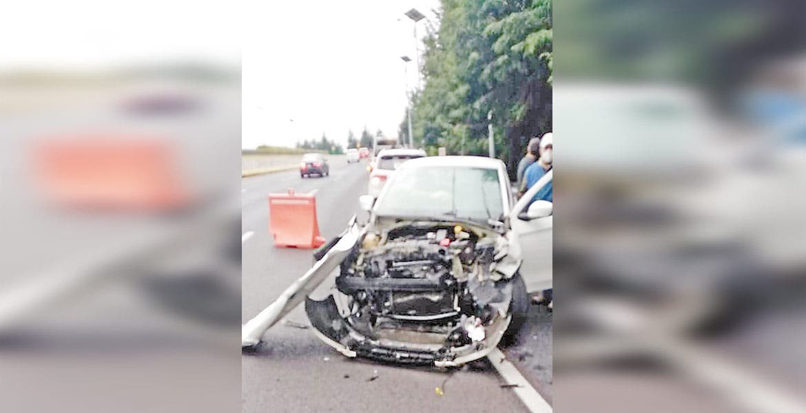 Destroza su coche al chocar contra muro en Tepoztlán | Diario de Morelos