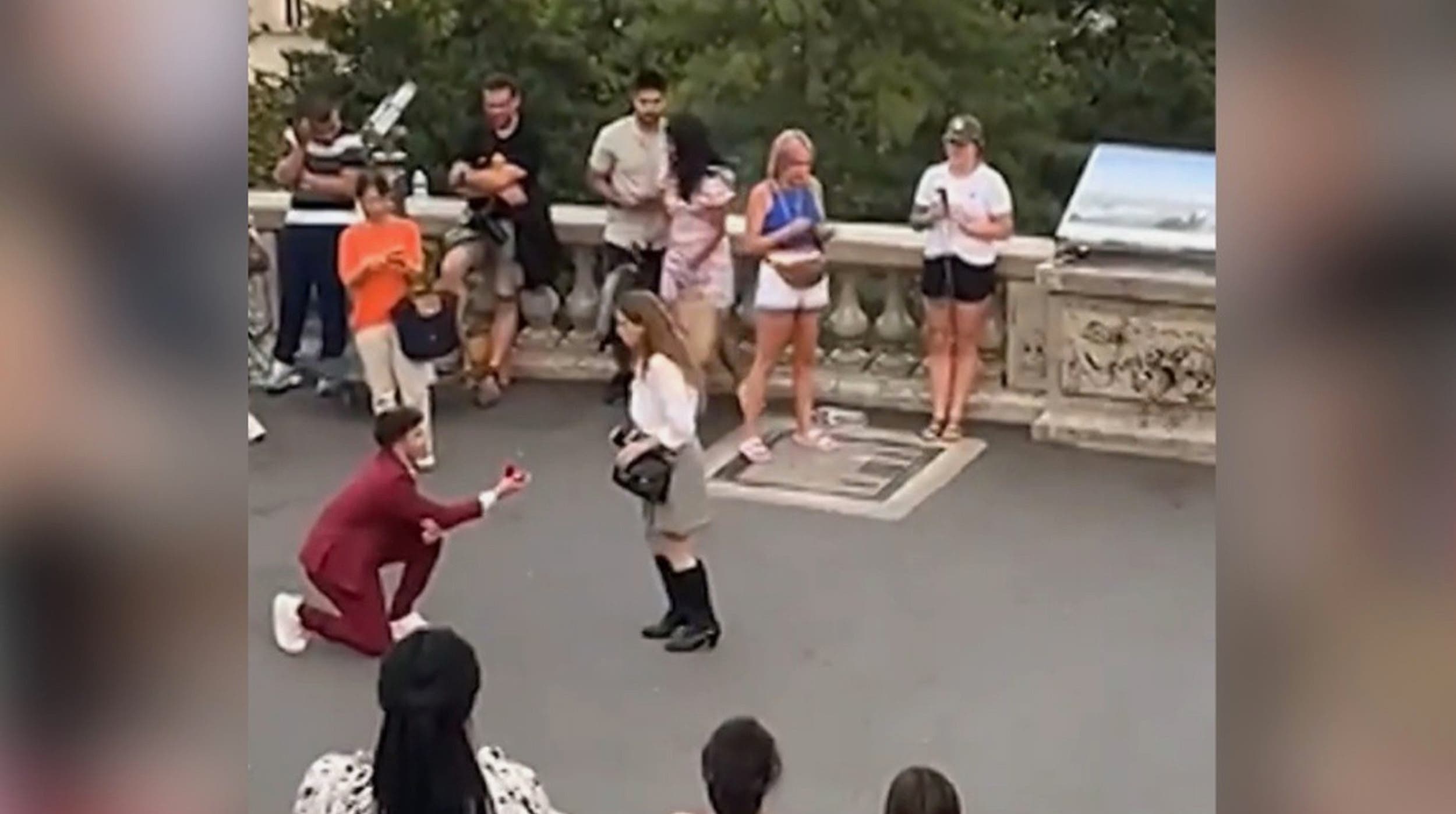 VIDEO: Le pide matrimonio a su novia, ella sale corriendo