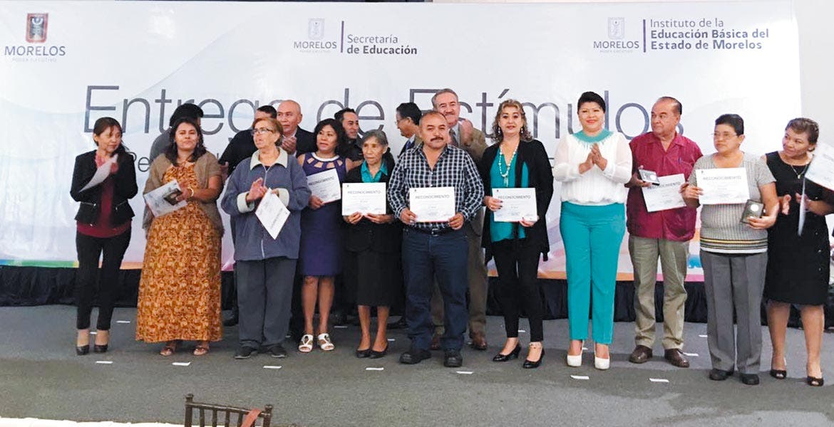 Reconoce IEBEM a trabajadores desde 10 a 45 años de servicio | Diario ...