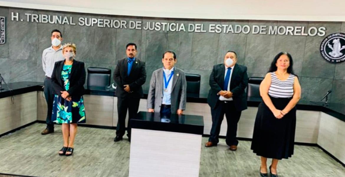 Entregan medalla a magistrado de Morelos por trayectoria | Diario de ...
