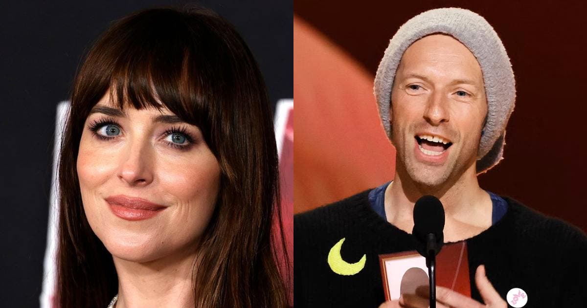 Dakota Johnson y Chris Martin el vocalista de Coldplay vistos en playas de Puerto Vallarta ...