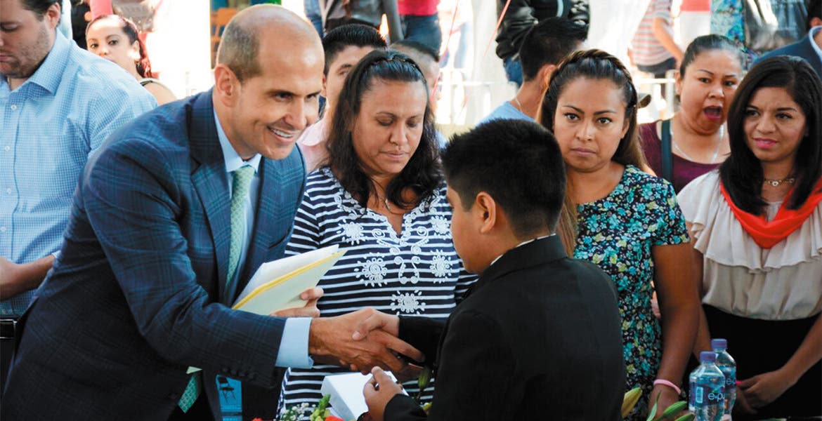 Jaime Álvarez entrega tabletas a ahijados de generación | Noticias ...