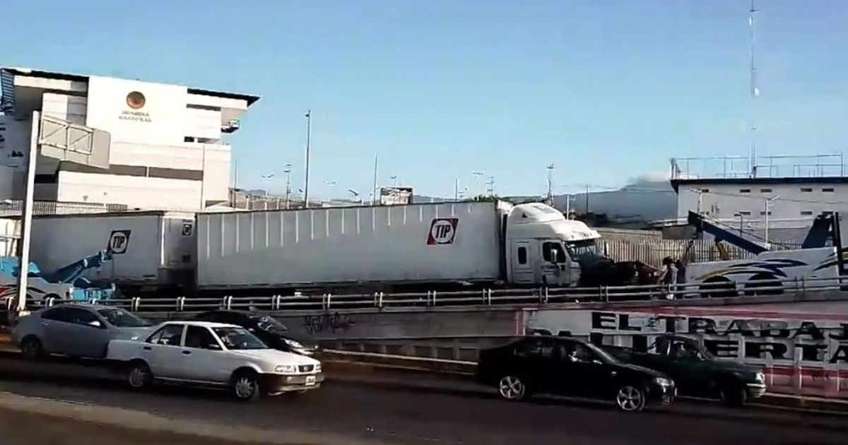 Tráiler provoca caos vial en Cuernavaca tras aparatoso accidente